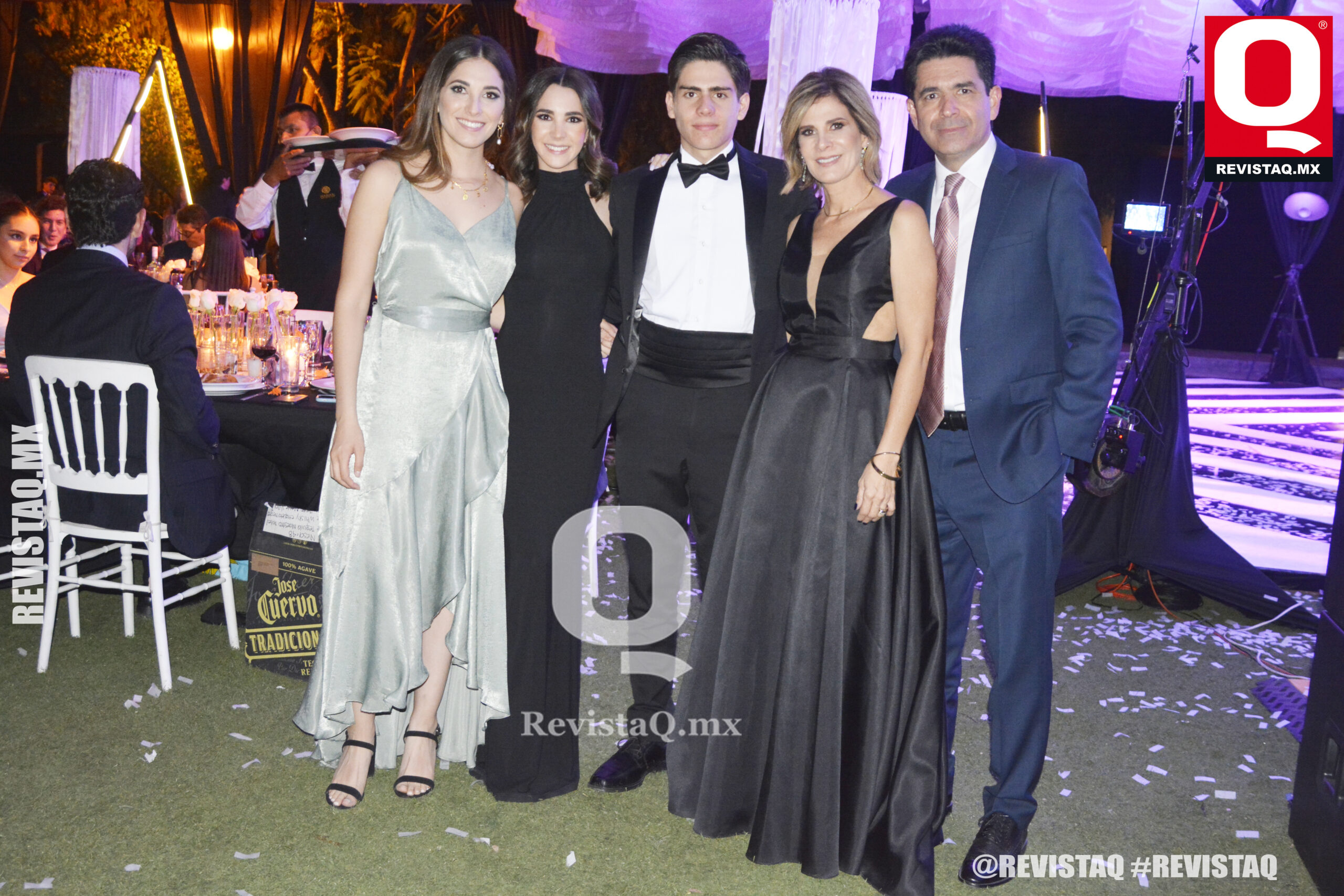 Q Retro. - Festejan emocionados - Revista Q