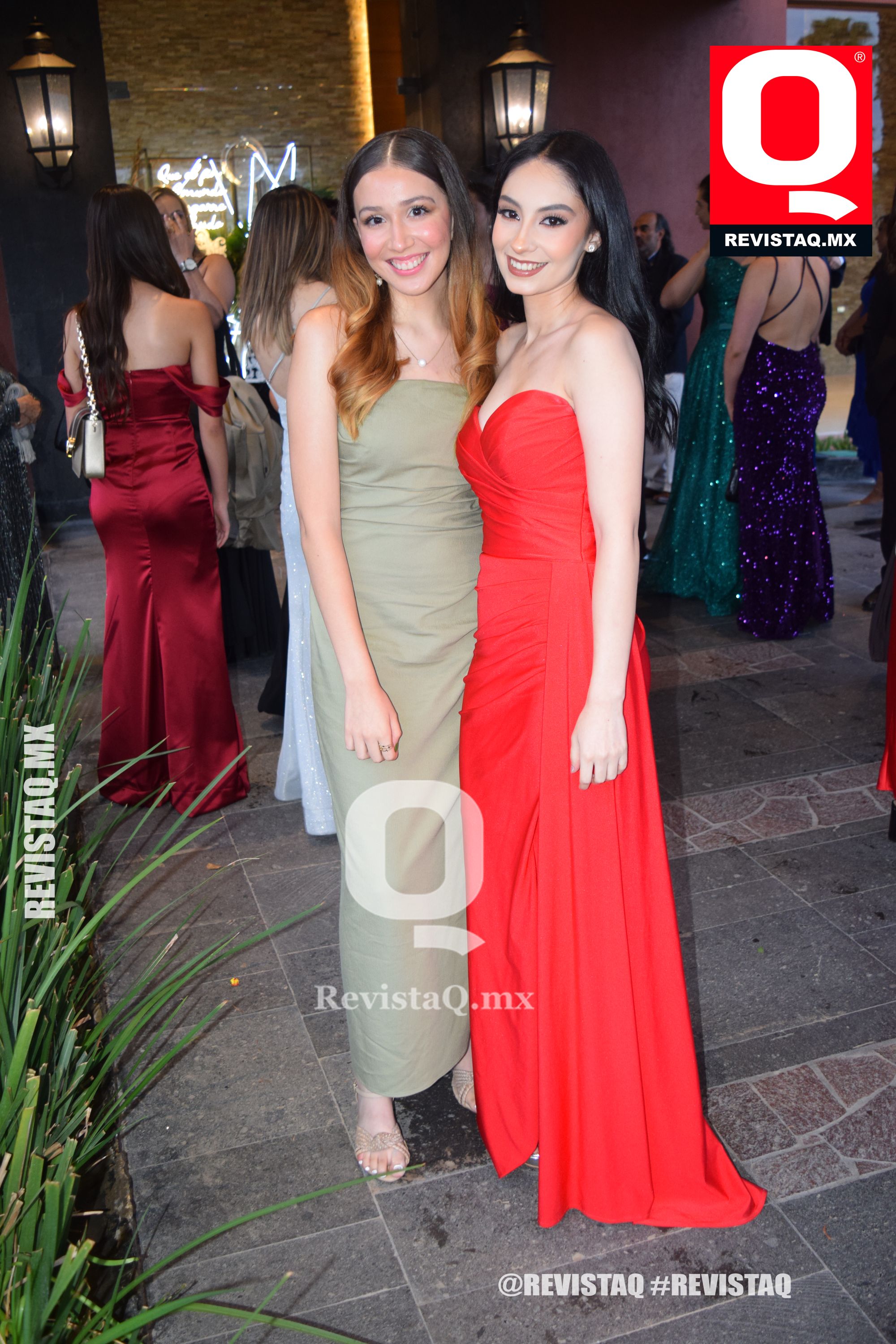 Celebran doble graduación - Revista Q