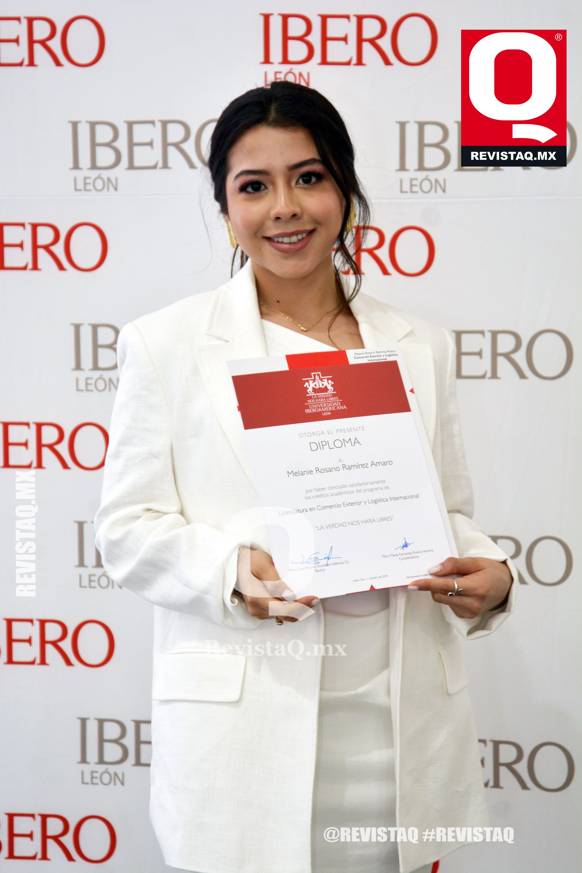 ENTREGAN DIPLOMAS - Revista Q