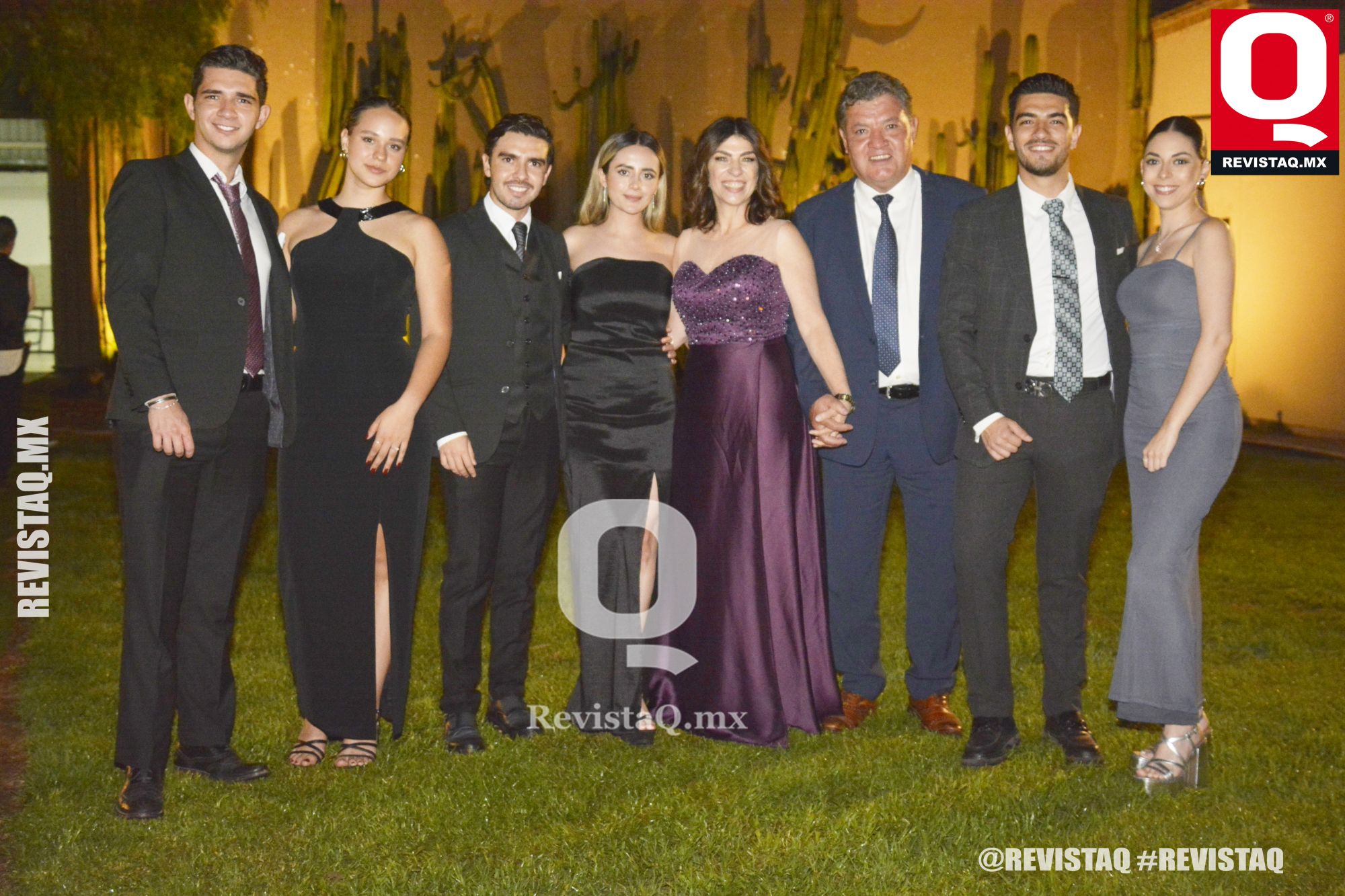 Emocionados de haber finalizado con éxito sus estudios universitarios ...