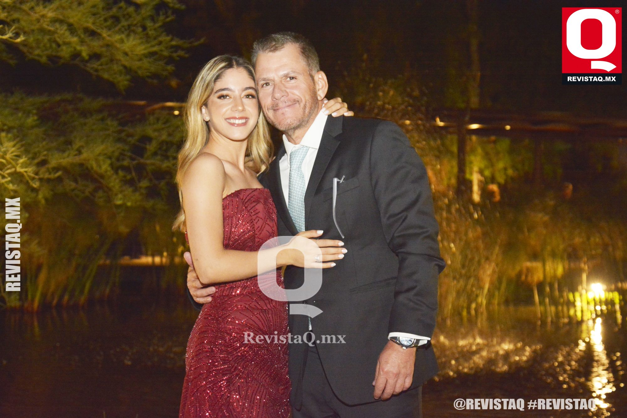 Emocionados de haber finalizado con éxito sus estudios universitarios ...