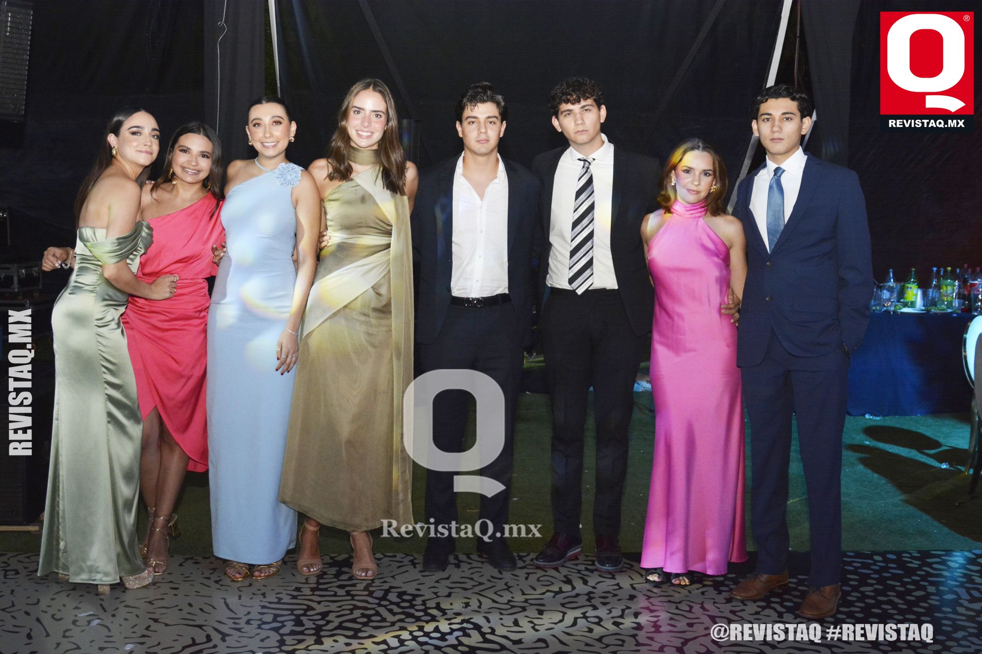 Emocionados de haber finalizado con éxito sus estudios universitarios ...