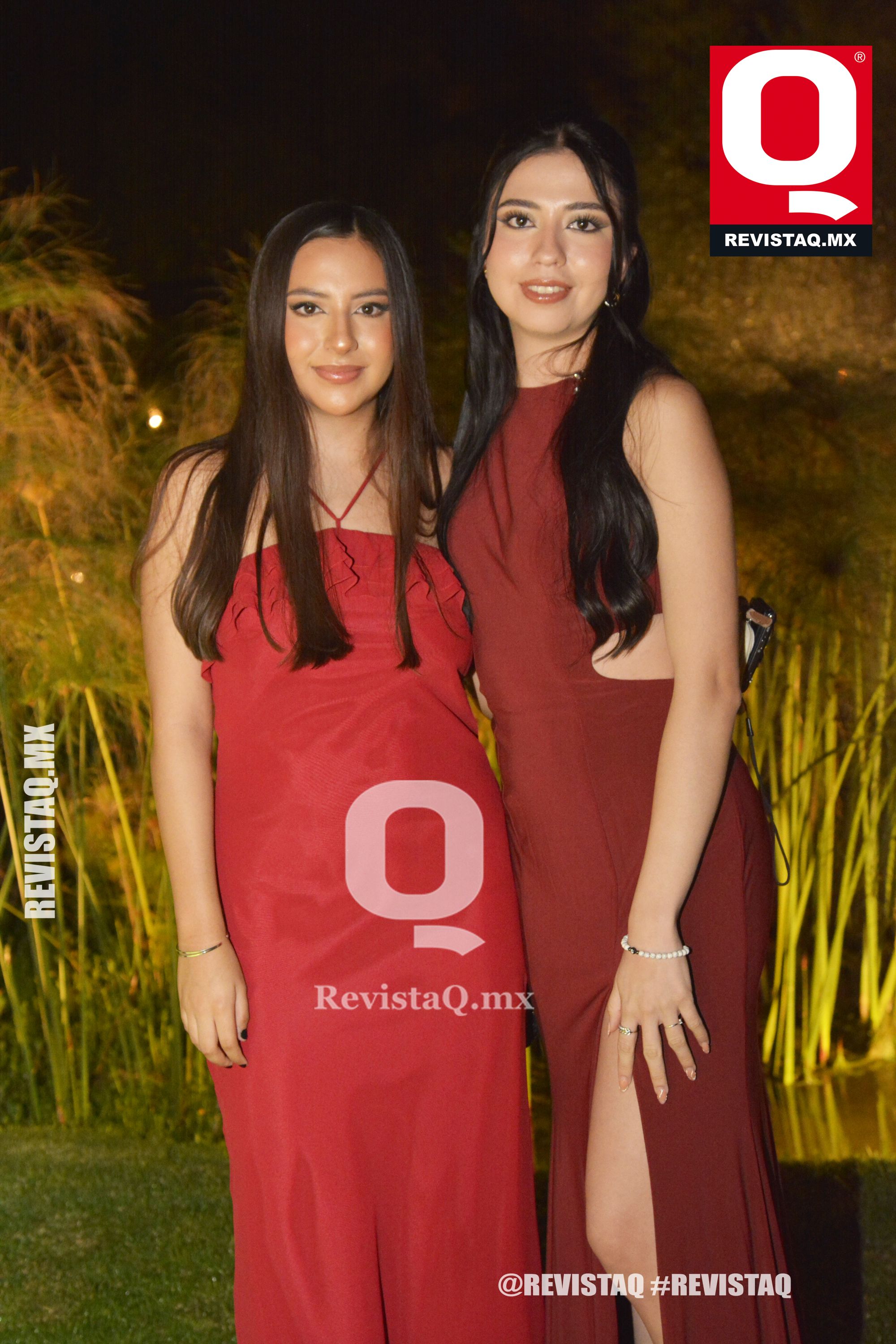 Emocionados de haber finalizado con éxito sus estudios universitarios ...