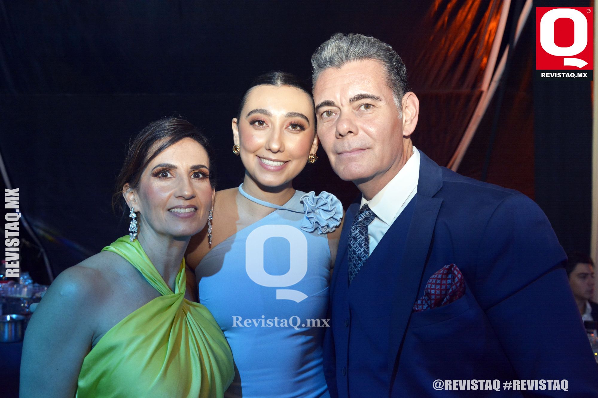 Emocionados de haber finalizado con éxito sus estudios universitarios ...