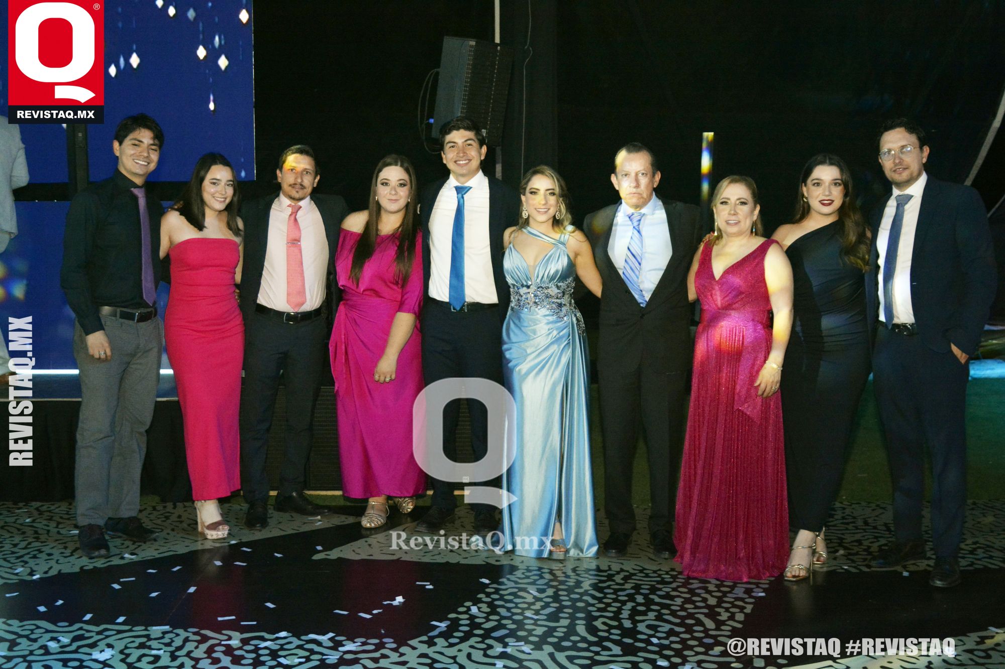 Emocionados de haber finalizado con éxito sus estudios universitarios ...