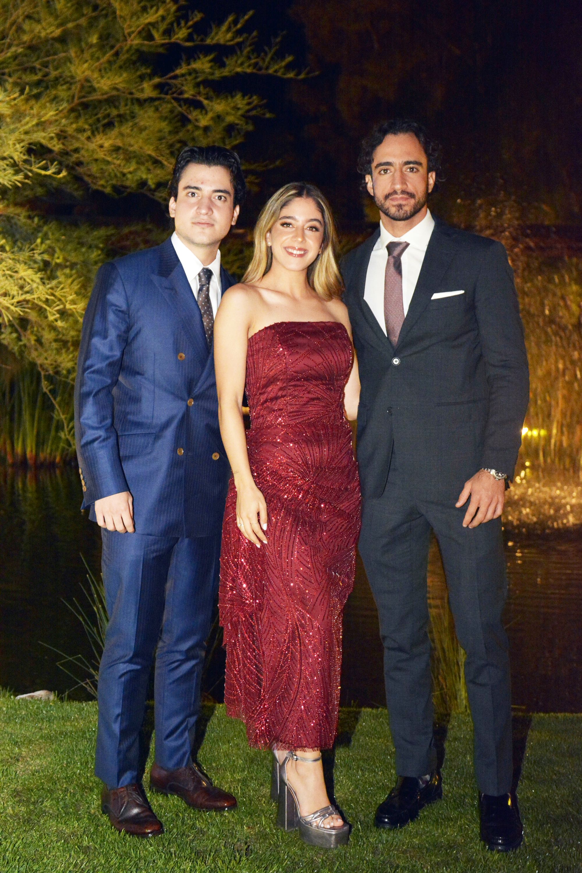 Emocionados de haber finalizado con éxito sus estudios universitarios ...