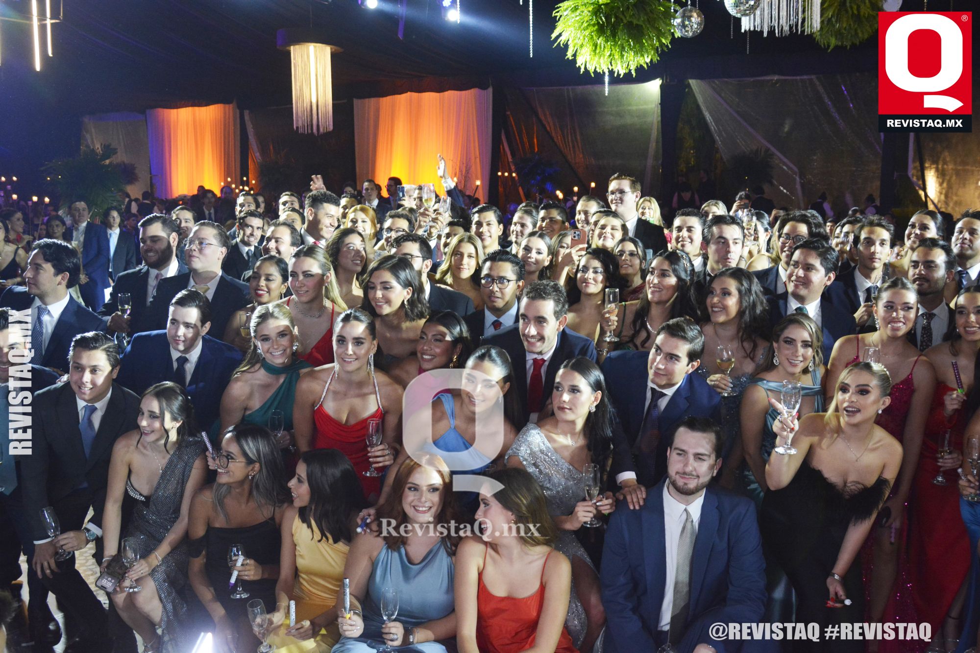 Emocionados de haber finalizado con éxito sus estudios universitarios ...