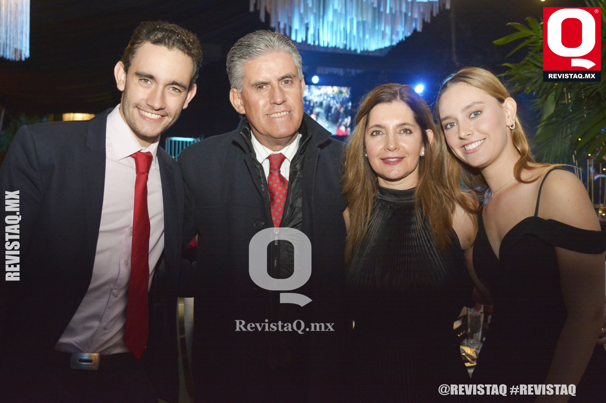 Emocionados de haber finalizado con éxito sus estudios universitarios ...