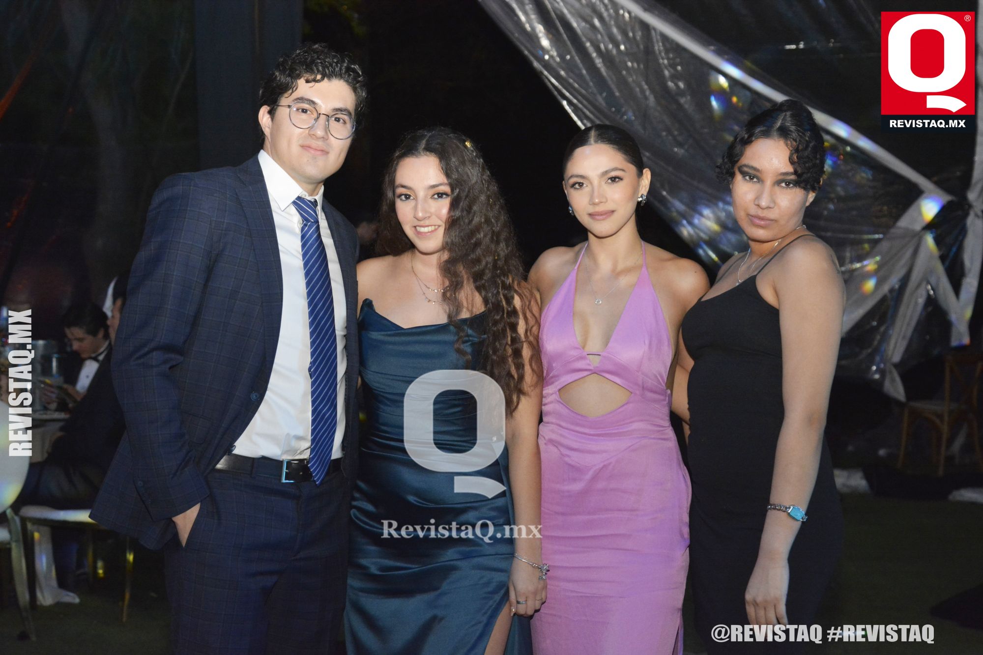 Emocionados de haber finalizado con éxito sus estudios universitarios ...