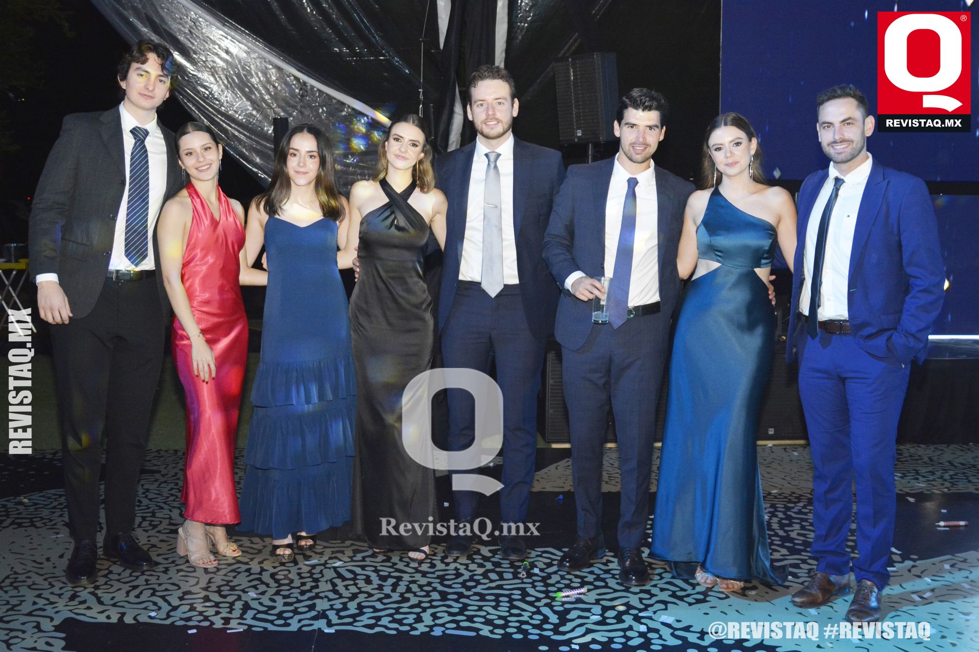 Emocionados de haber finalizado con éxito sus estudios universitarios ...