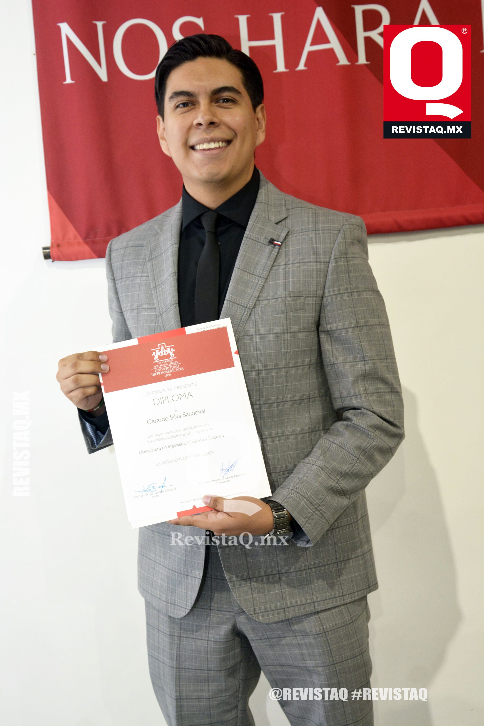 Entrega de diplomas por haber concluido satisfactoriamente los créditos ...