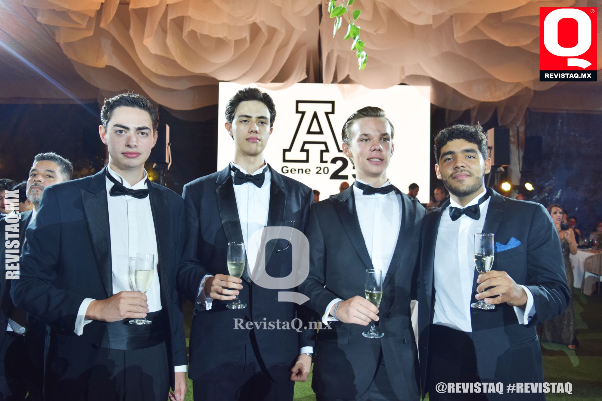 FELICES EN SU GRADUACIÓN LOS DE LA ANÁHUAC - Revista Q