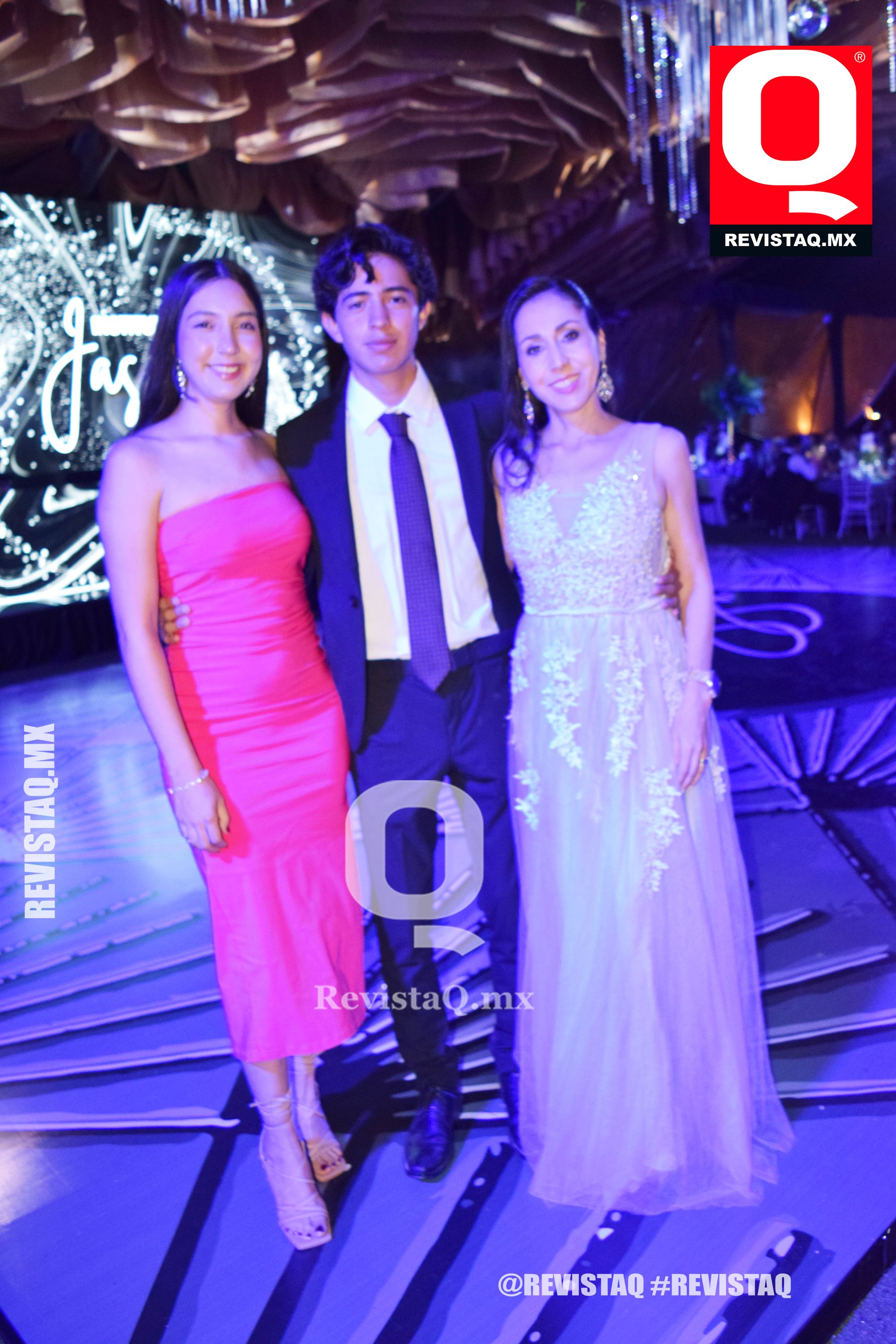 Festejan su graduación - Revista Q