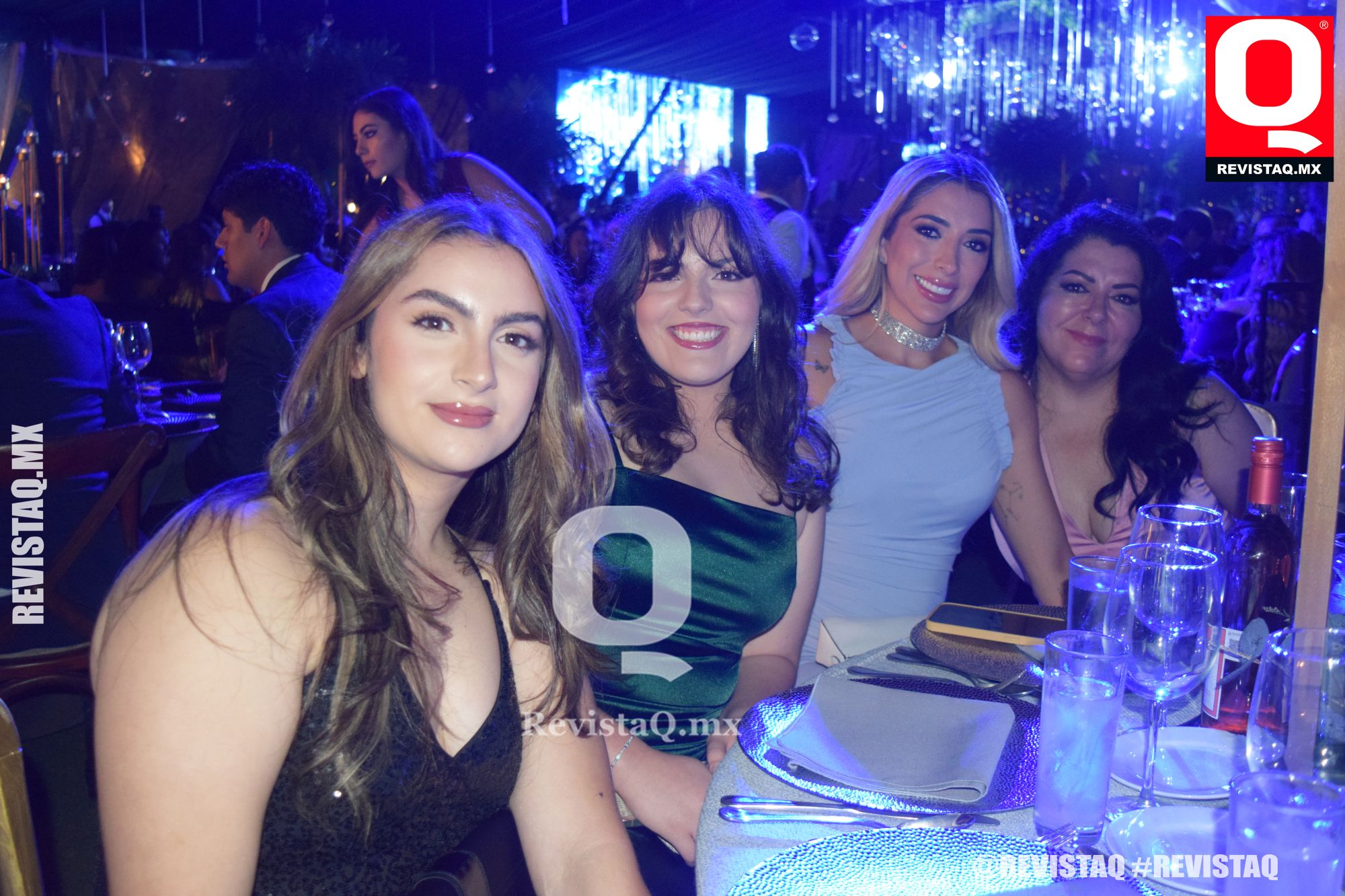 Q RETRO. - UNIVERSITARIOS CELEBRAN SU GRADUACIÓN - Revista Q