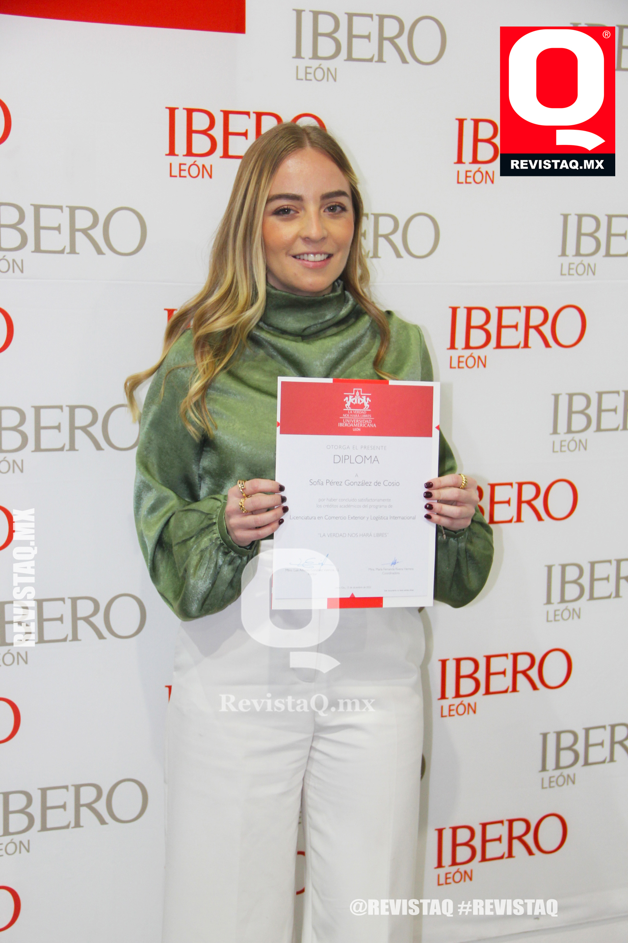 Q RETRO. – SE GRADÚAN UNIVERSITARIOS - Revista Q