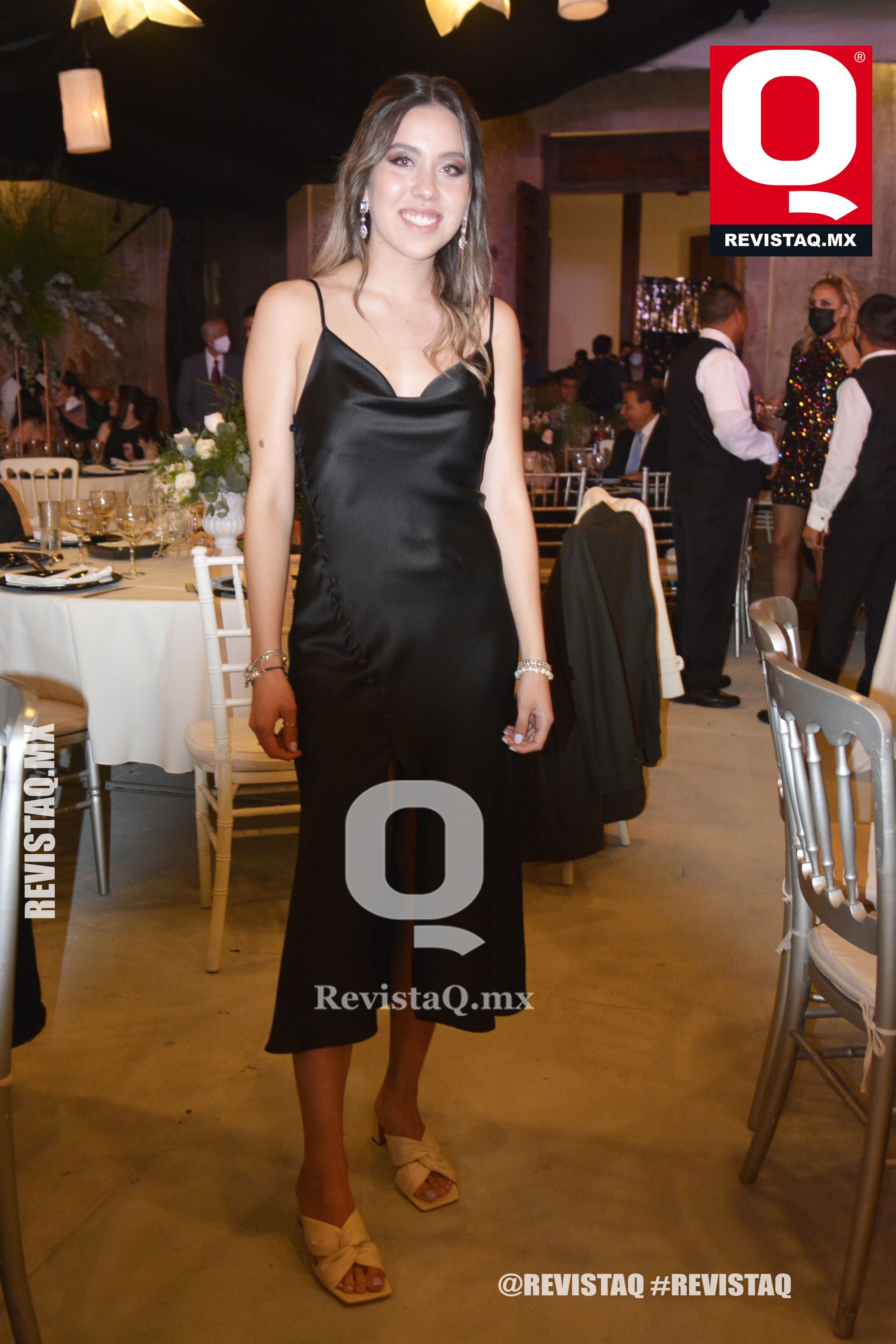 Q Retro. - Estudiantes se gradúan emocionados - Revista Q