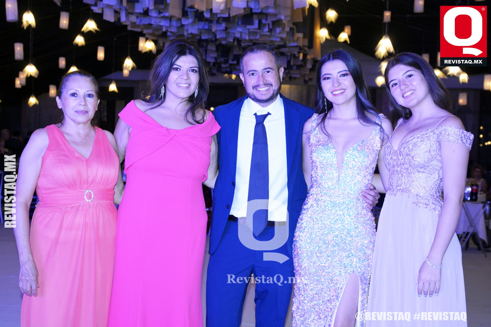 Q Retro. - Estudiantes se gradúan emocionados - Revista Q