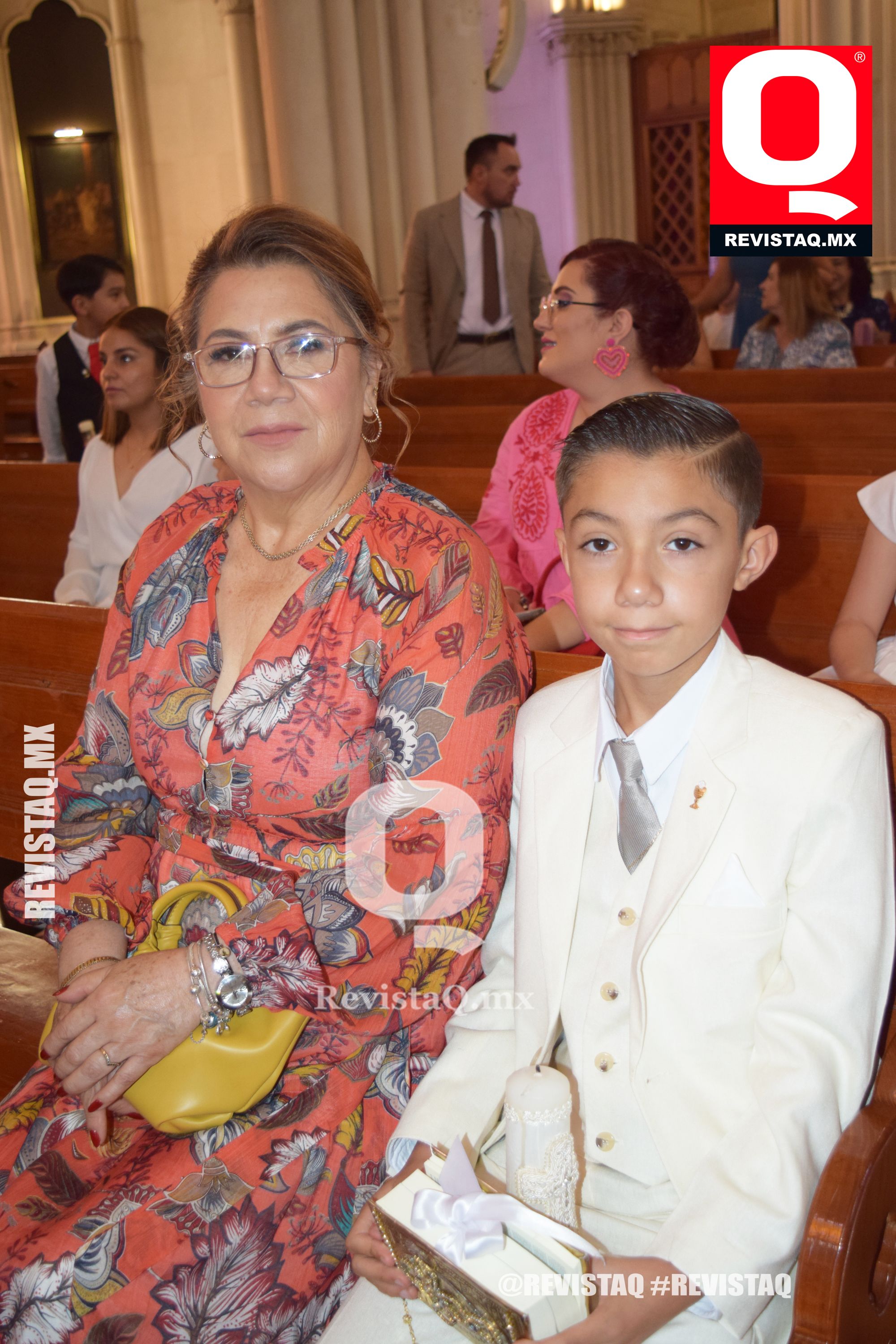 Q Retro. - Hacen su primera comunión y reciben a Jesucristo. - Revista Q