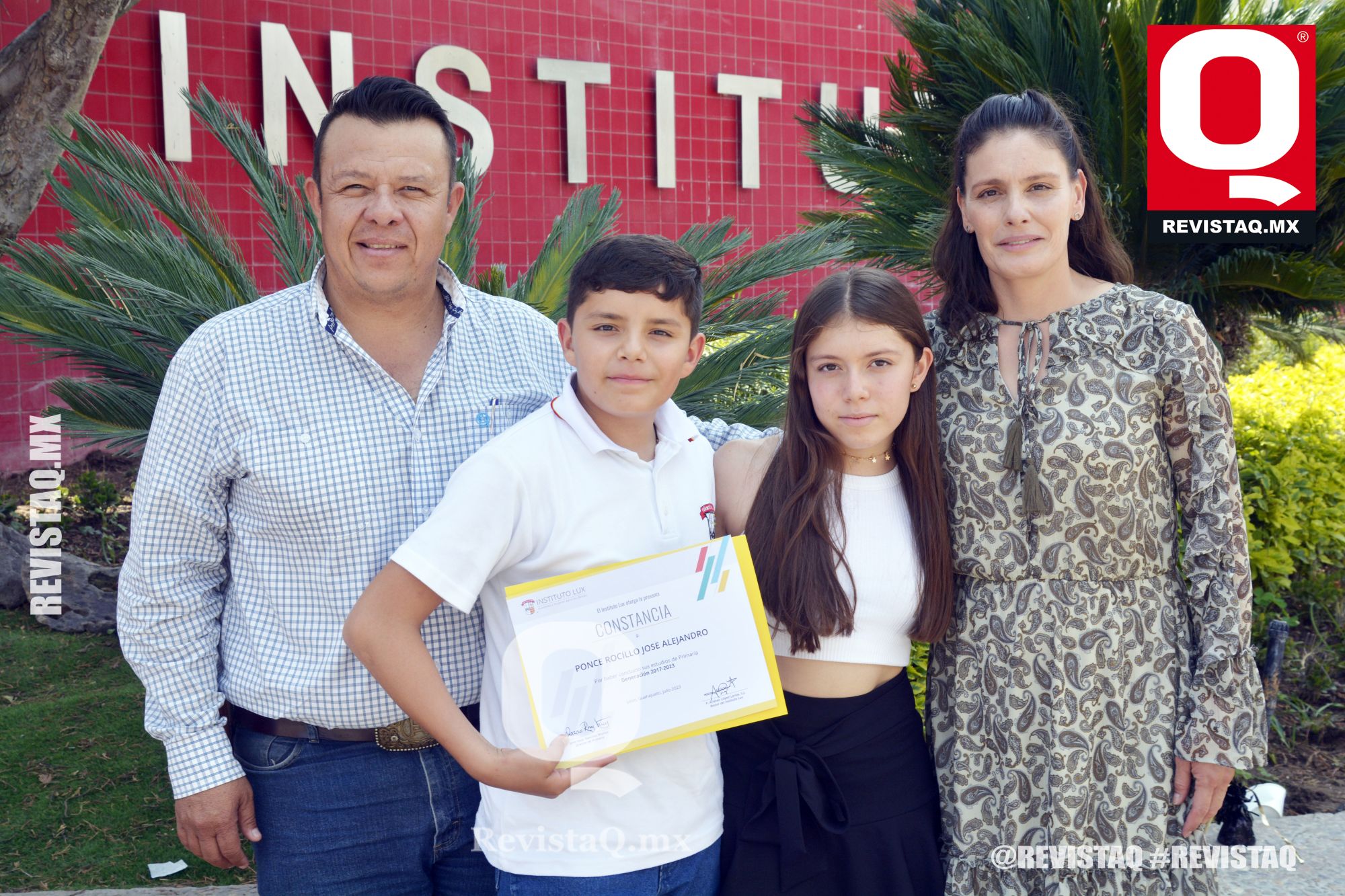 Q retro. - Reciben constancia de primaria - Revista Q