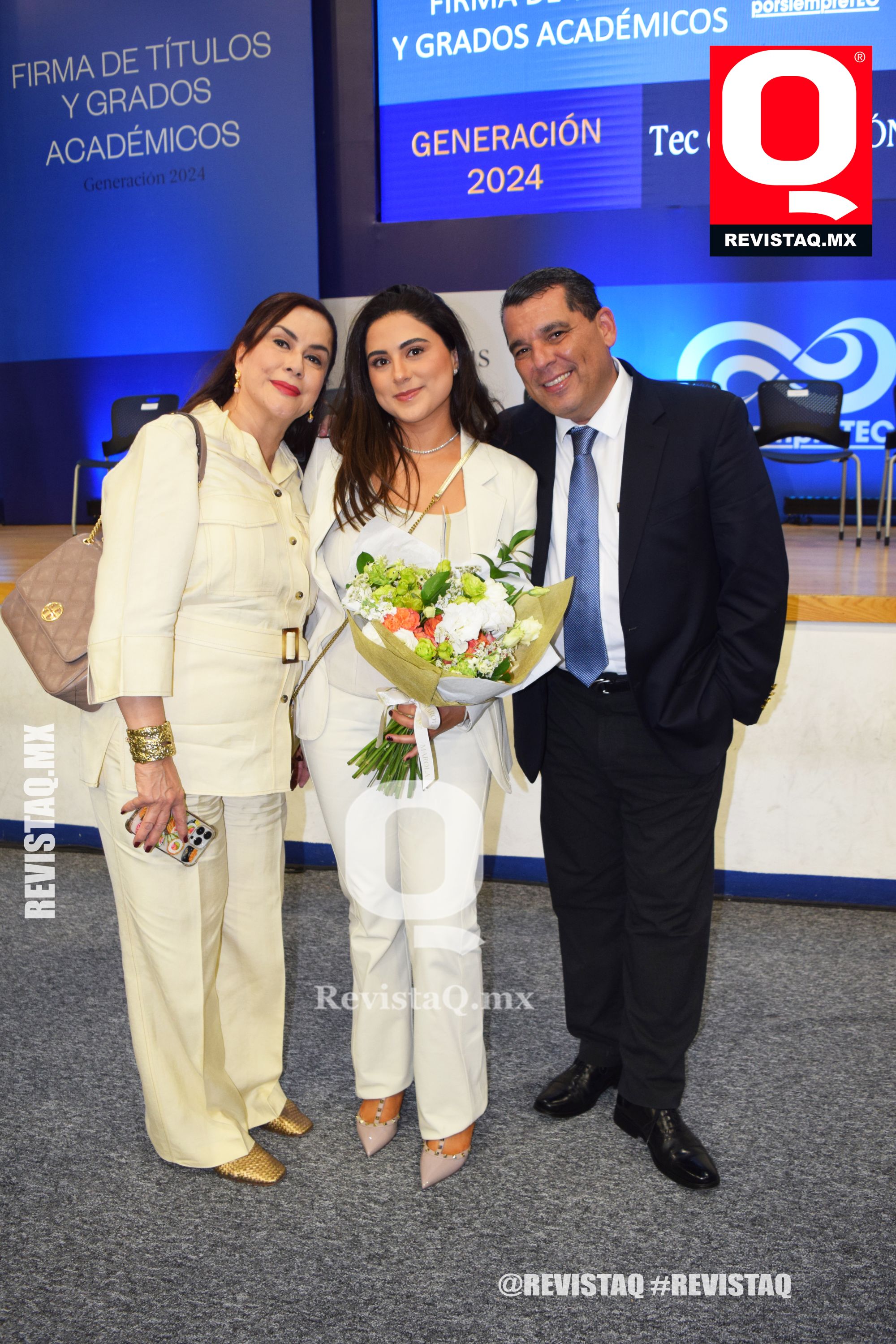 Realizan firma de título - Revista Q