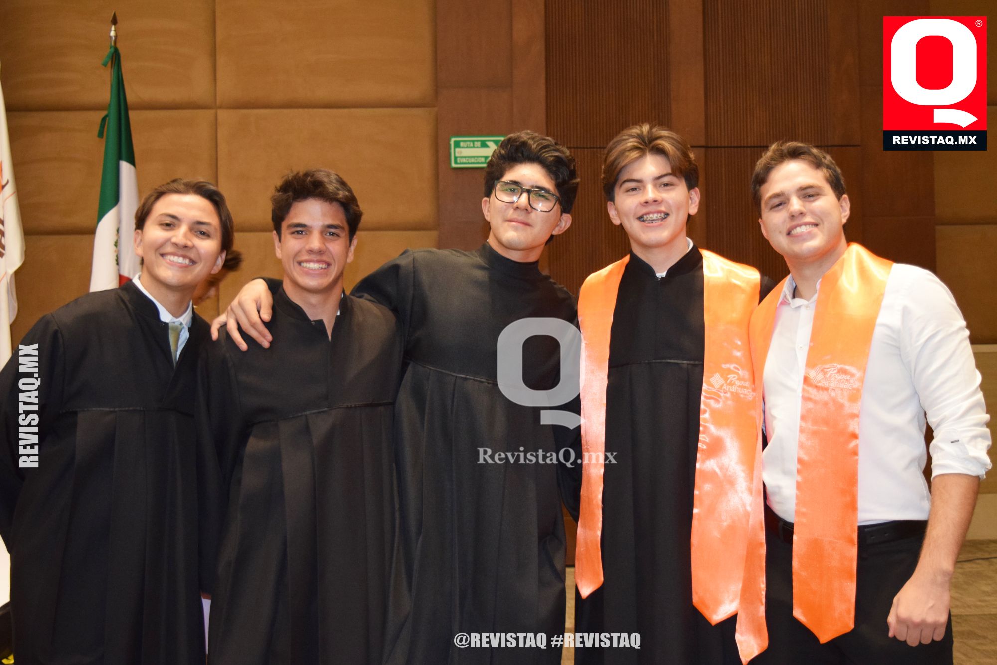 Se visten con toga y birrete - Revista Q