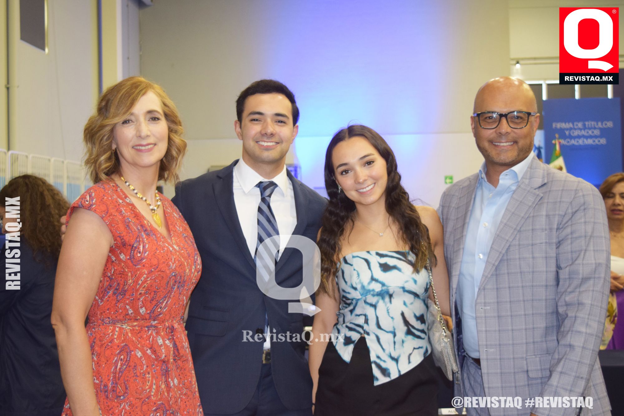 Se reúnen 131 jóvenes para realizar la firma de su título - Revista Q